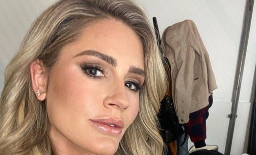 Nikkie Plessen zorgt voor ophef om véél te kort rokje: 'Kan alles zien!'