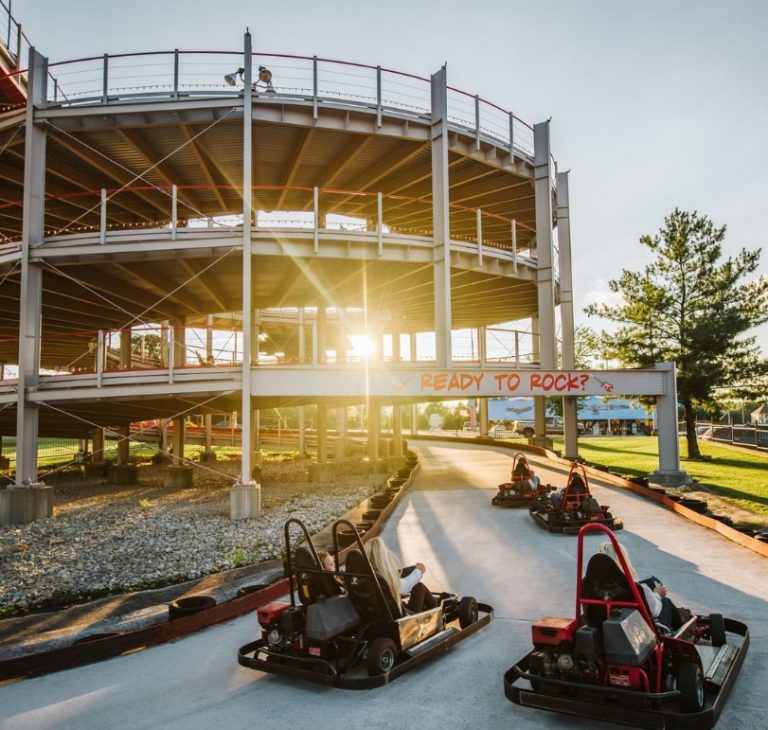 In dit pretpark race je over maar liefst 14 real-life Mario Kart-banen!