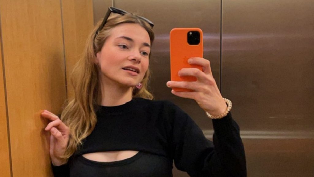 Emma Wortelboer zorgt voor rode oortjes door slechts in groene broek te ...