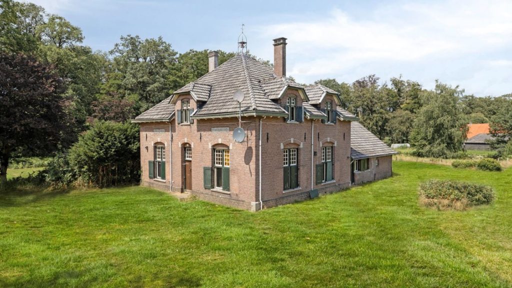 Opknapper met enorme lap grond is op Funda te koop voor een prikkie