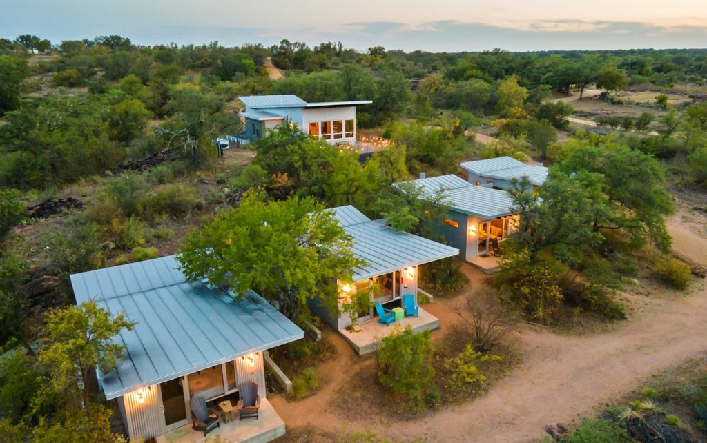 Vrienden bouwen eigen dorpje om samen oud te worden