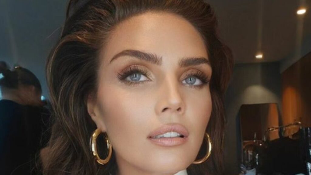 Kim Feenstra showt pikante setjes voor Christine le Duc