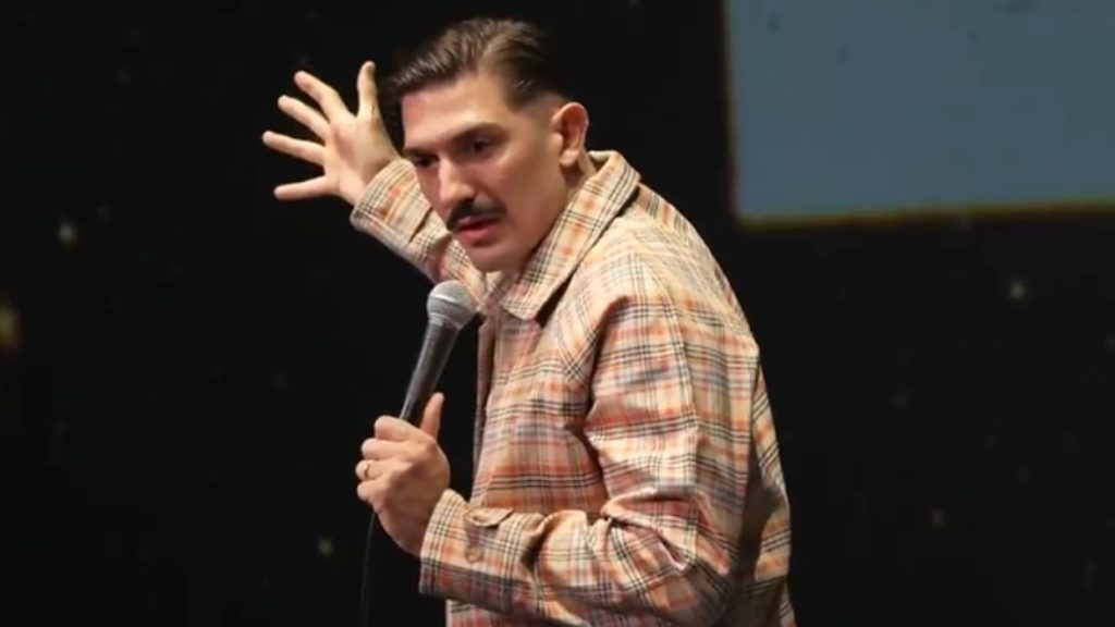 Stand-up comedian Andrew Schulz deelt hilarische kijk op ...