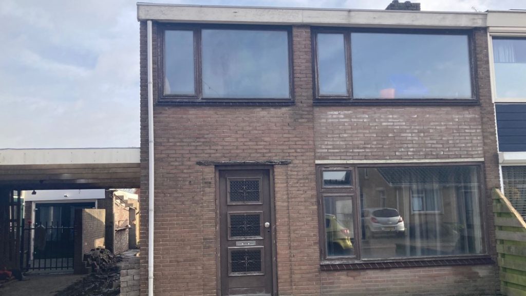 Deze opknapper met gigantische tuin staat voor een prikkie te koop op ...