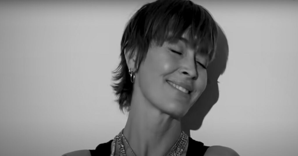 Heftige reacties op Anouk's opvallende nieuwe verschijning: "Wat is er ...