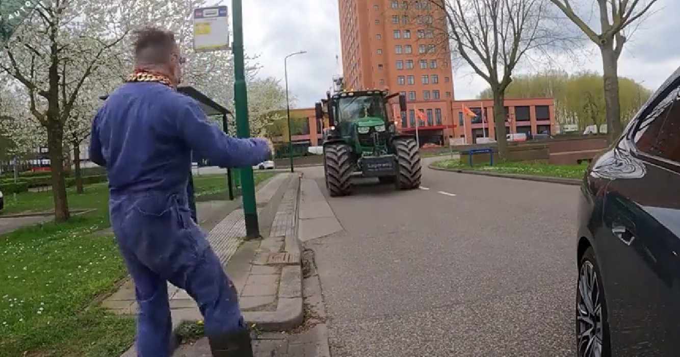 Boer Harm spot een trekker tijdens zijn tocht