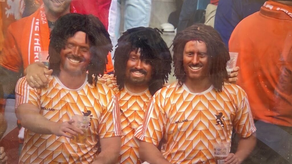 Oranje-fans die voor ophef zorgden met Ruud Gullit-outfits reageren ...