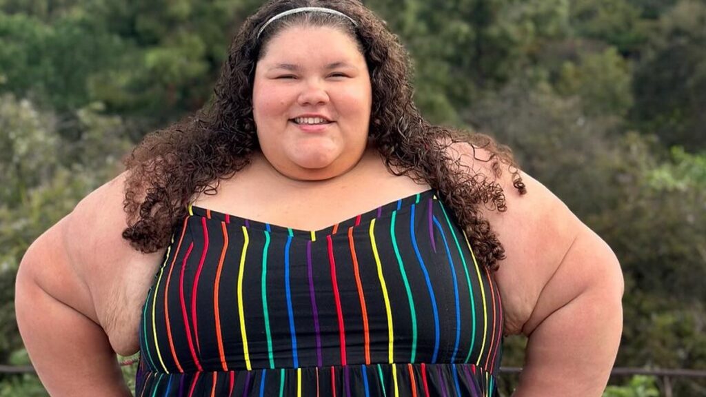 Vast in de draaideur: Plus-size model deelt luchthaven