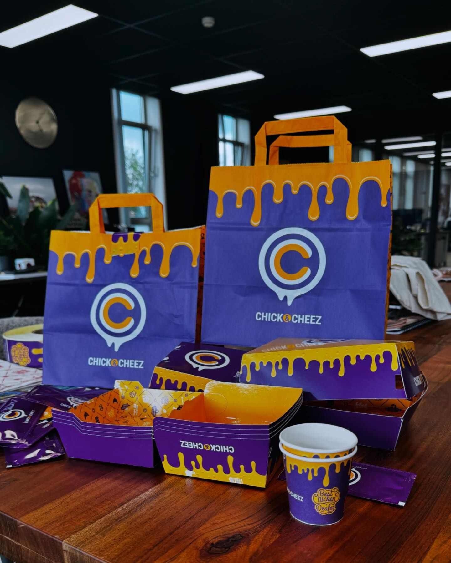 Boef deelt menu en prijzen van zijn nieuwe fastfood-restaurant ...