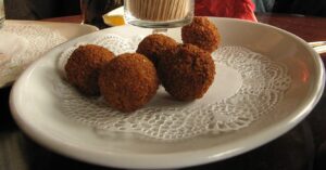 Bitterbal: De Iconische Nederlandse Snack