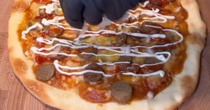 De Frikanpizza zou wel eens een nieuwe culinaire megahit kunnen worden!