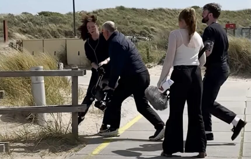 Oud-staatssecretaris deelt klap uit en sloopt camera tijdens ...