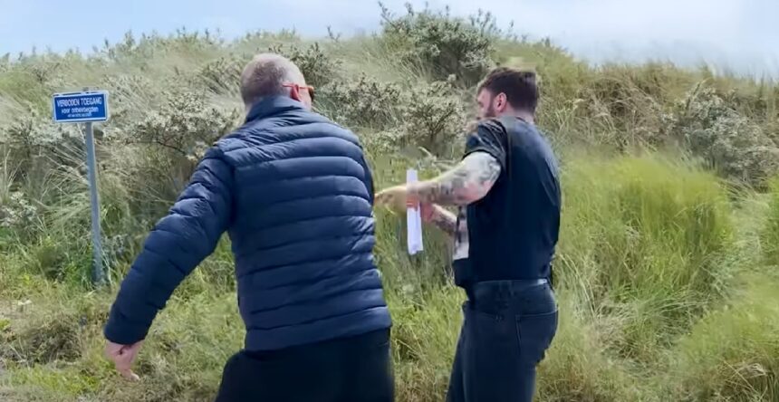 Oud-staatssecretaris deelt klap uit en sloopt camera tijdens ...