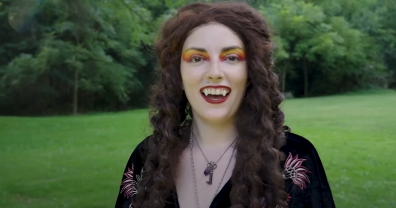 Vrouw die beweert reallife vampier te zijn onthult wat ze dagelijks eet
