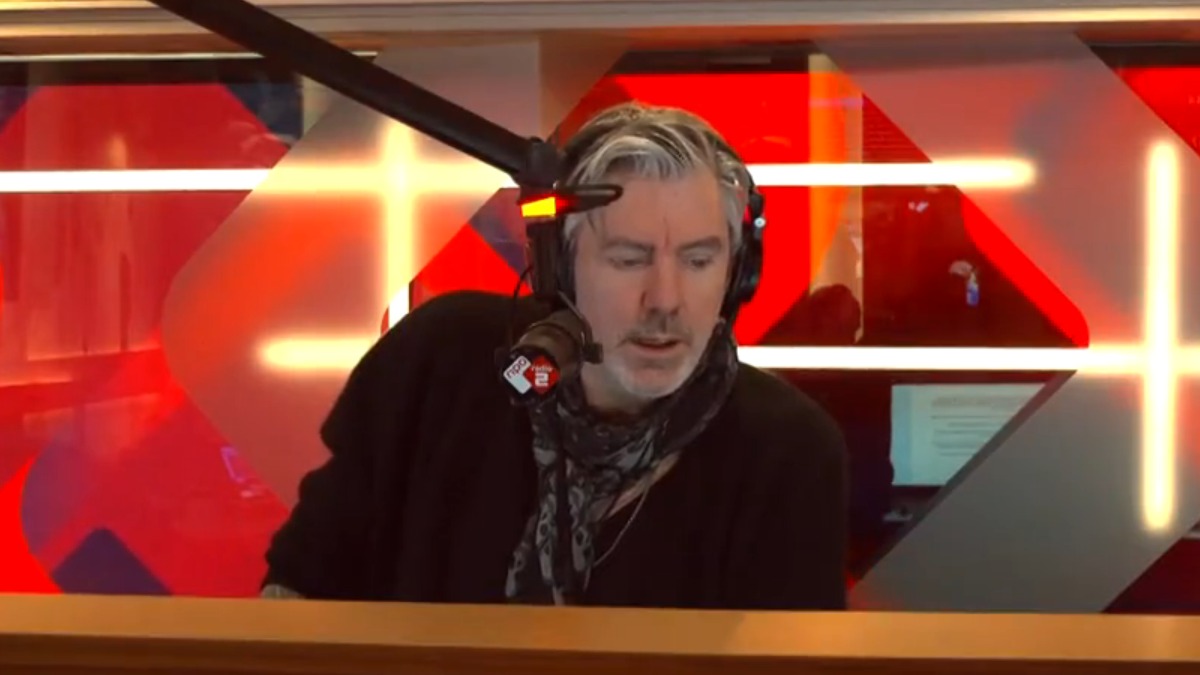 Ruud de Wild loopt weg tijdens uitzending na dreiging